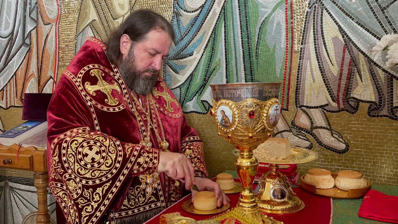 Sfânta Euharistie este centrul vieţii creştine