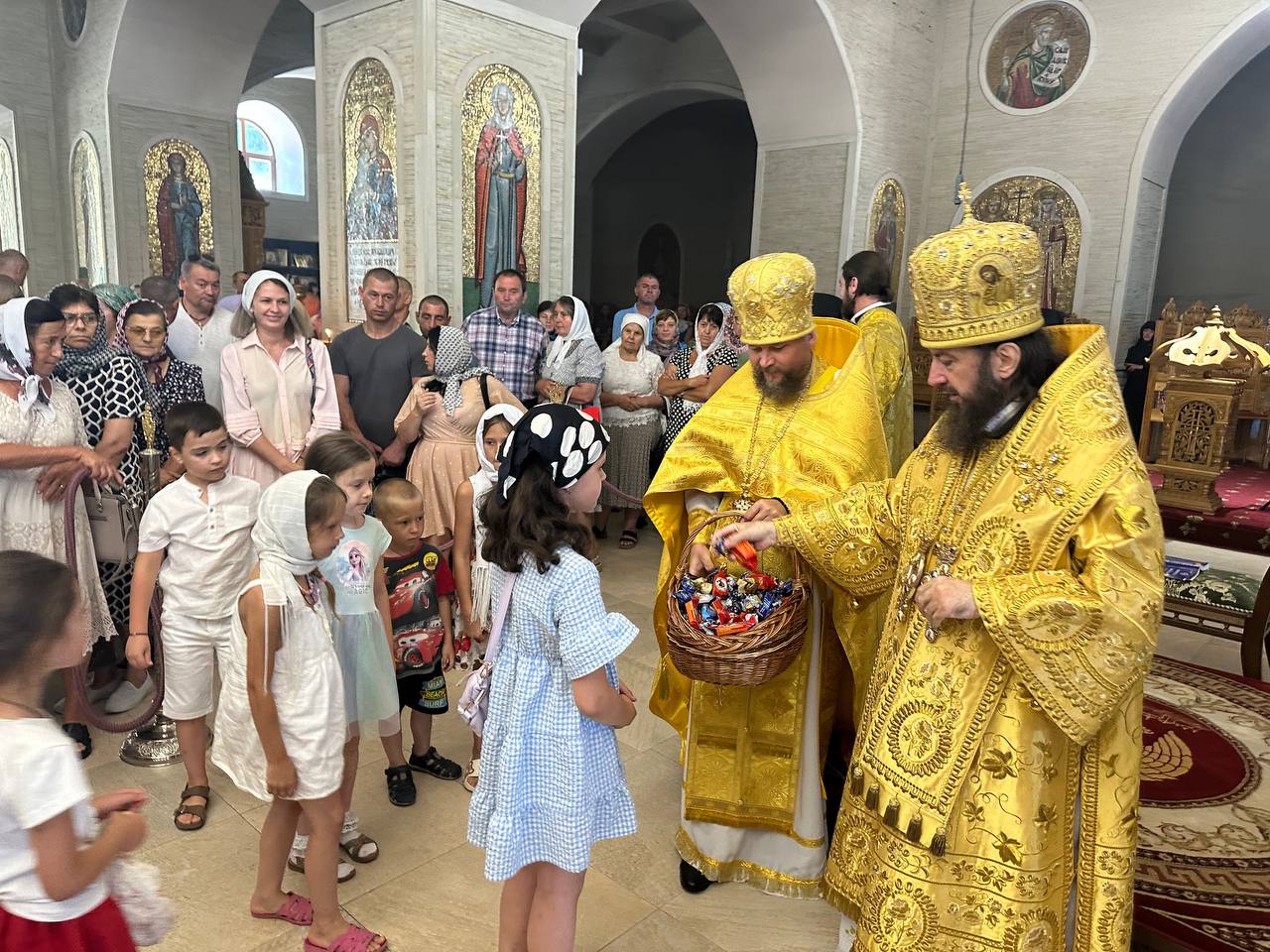 Părinte, este păcat dacă un băiat și o fată se plimbă ținându-se de mână?