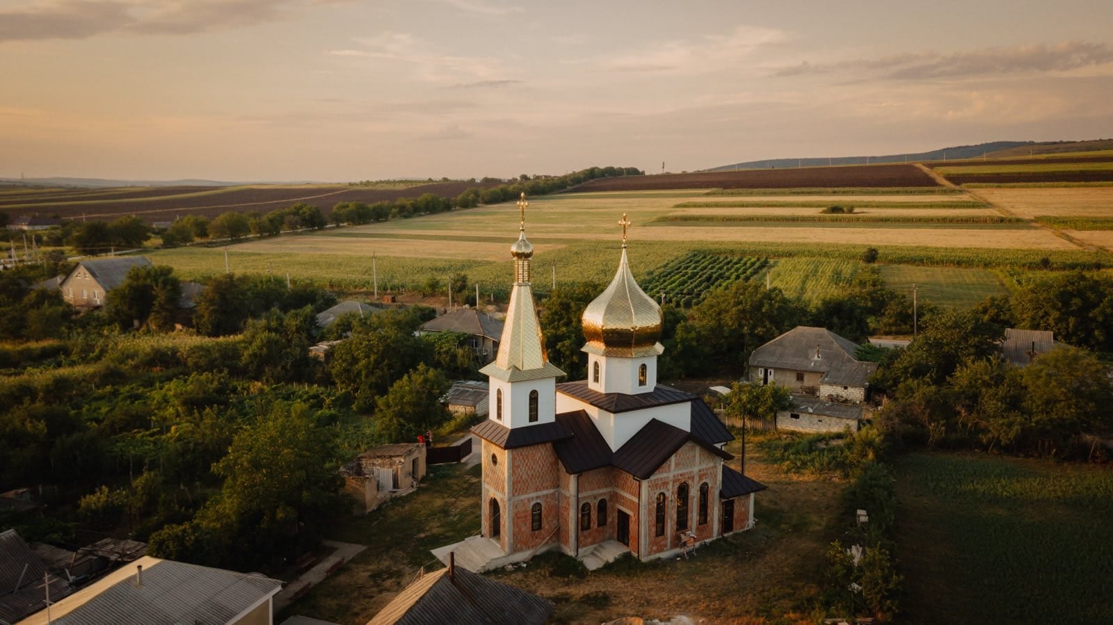 De ce împroșcăm cu atâta răutate în cei pe care nu-i cunoaștem?